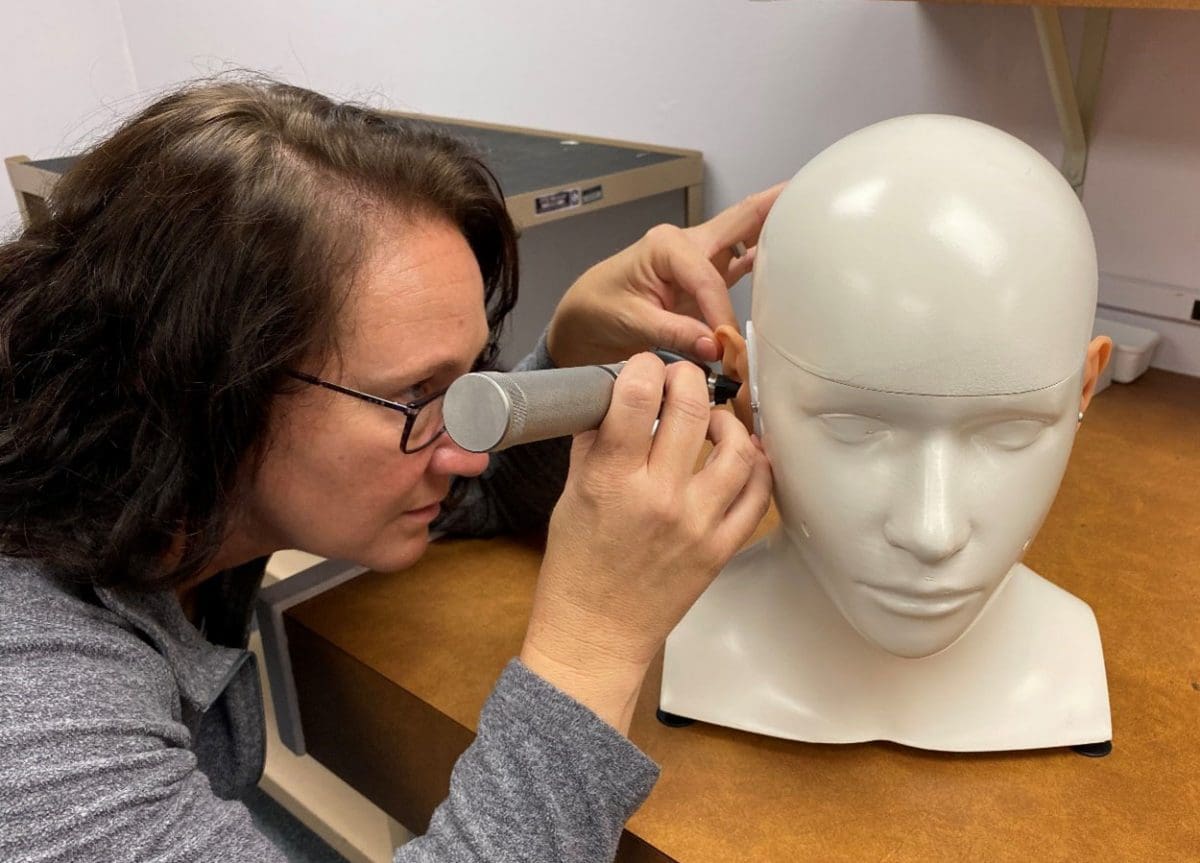 High-tech simulation manikins revolutionize audiology education – WSU News